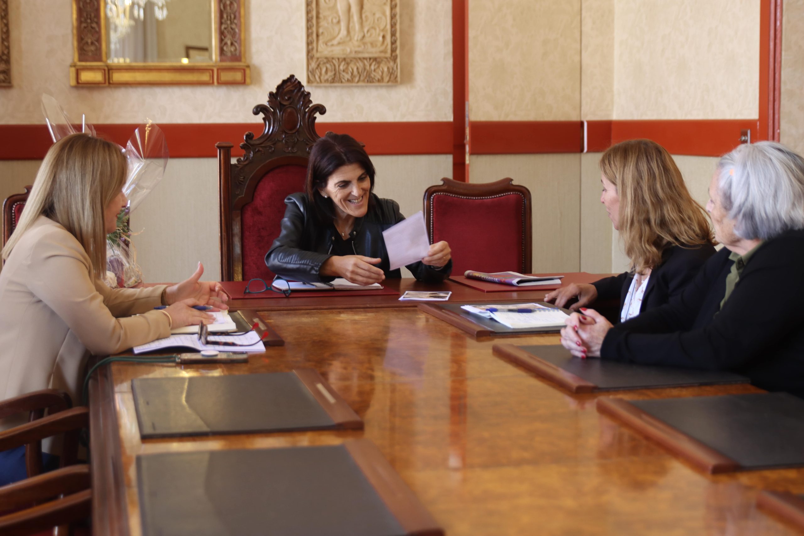 Ana Dorta y Fabiola Navarro reciben a la Asociación San Juan - Sol de ...