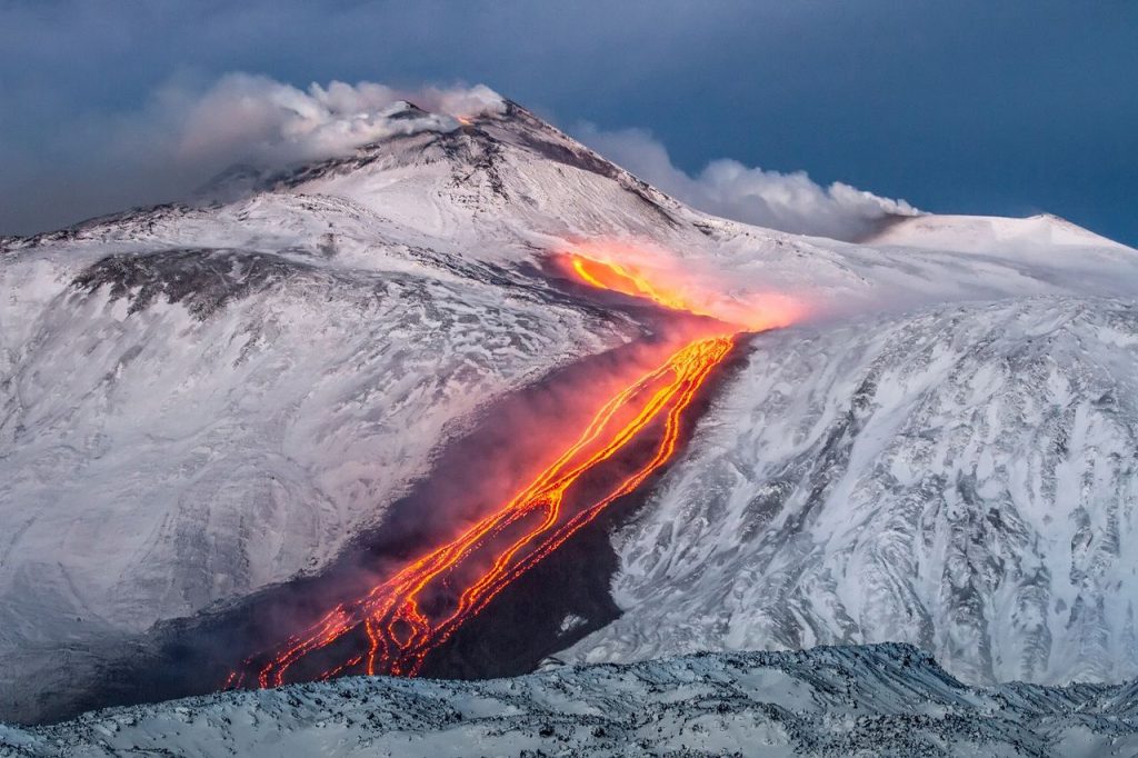 El Etna despierta de nuevo: espectáculo de fuego y ceniza en Sicilia ...